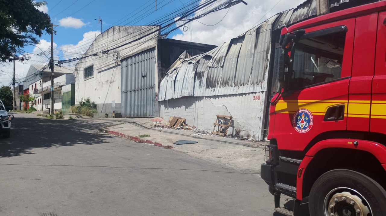 Bombeiros retomam combate a incêndio em galpão em Betim | O Tempo Betim